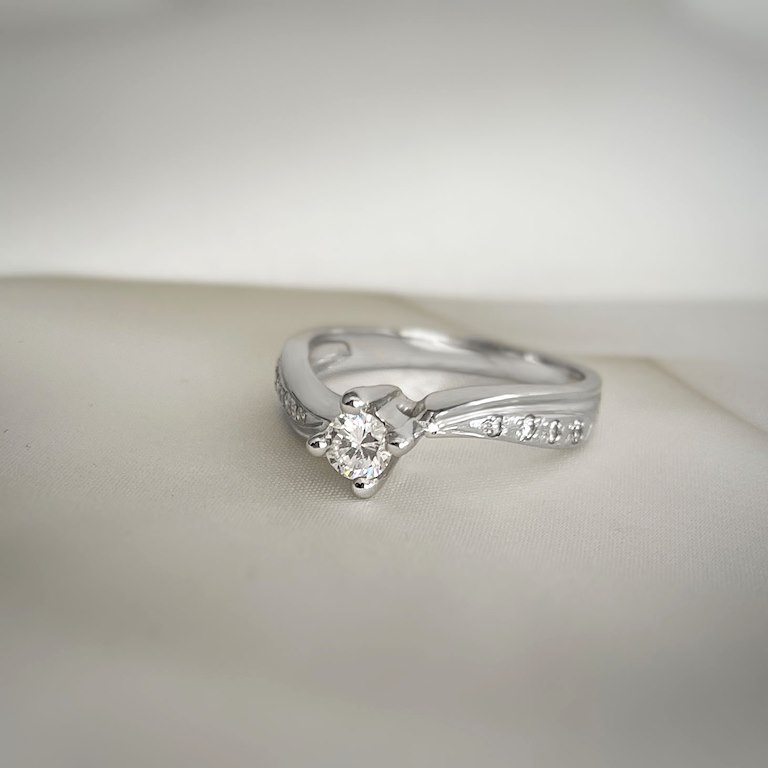 Verenički prsten od belog zlata sa cetralnim kamenom - dijamantom 0.25 ct Vs-Gh i sitnijim sa strane ukupno 0.106 ct