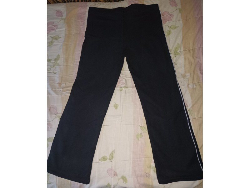 Crne zenske rastegljive pantalone velicine XL