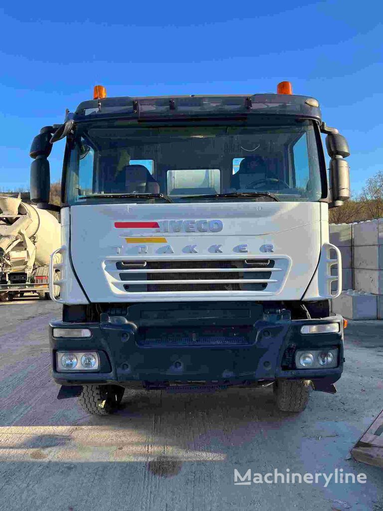 IVECO trakker 460 kamion s mešalicom za beton