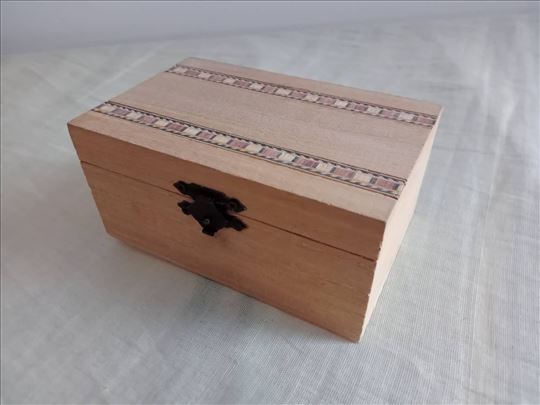 Ukrasna drvena kutijica škrinja