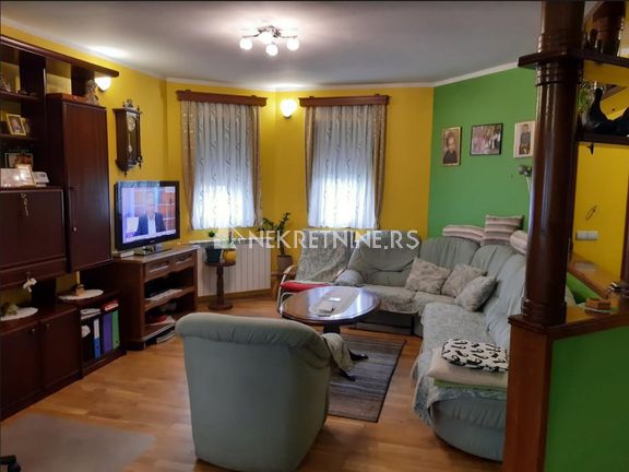 Šestosobna kuća NOVI SAD, 257500€