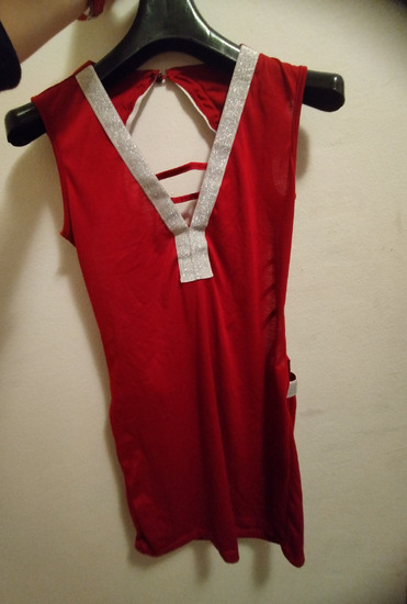 Izazovna crvena haljina