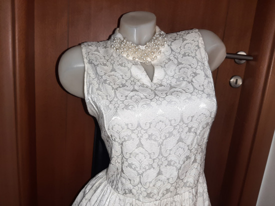 Svečana bela haljina sa perlama oko kragne
