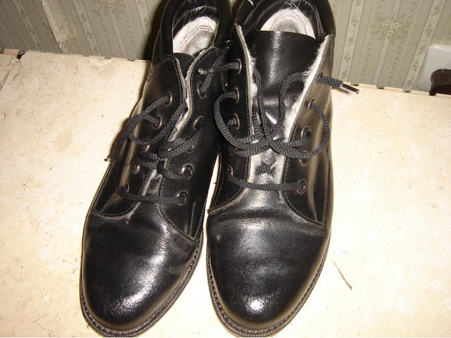 Malo nošena kožna, zimska ,radna cipela br 38.