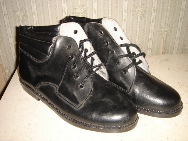 Malo nošena ženska radna cipela