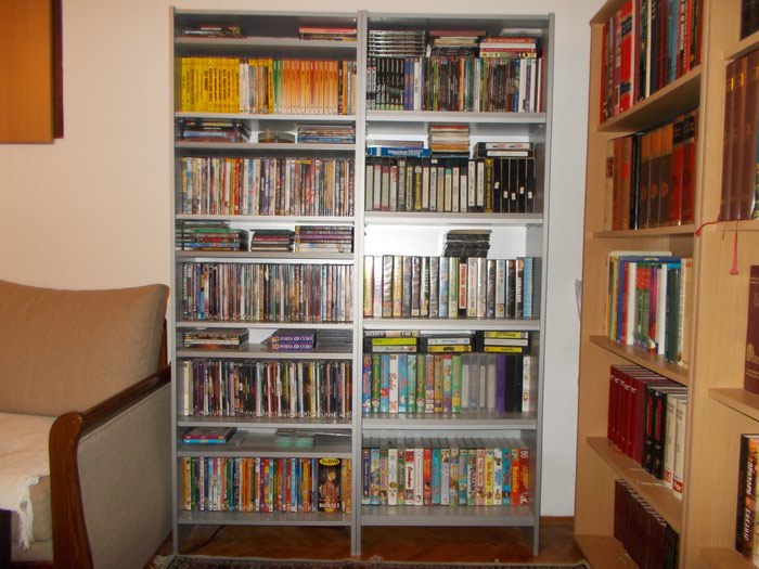 Velika kolekcija originalnih DVD (preko 400kom) i VHS kaseta (90kom)