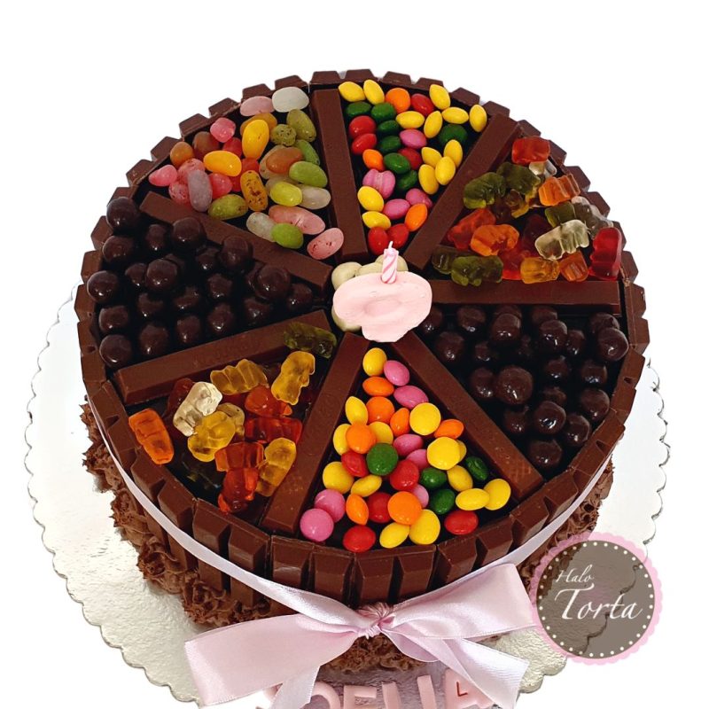 Čokoladna torta sa šarenim slatkišima i bombonicama