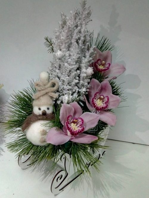 Aranžman 22, prava jelkica sa orhidejama i Sneškom Belić u sankama