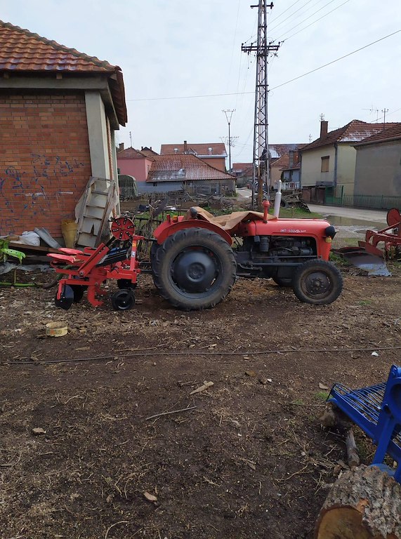 Traktor IMT 533