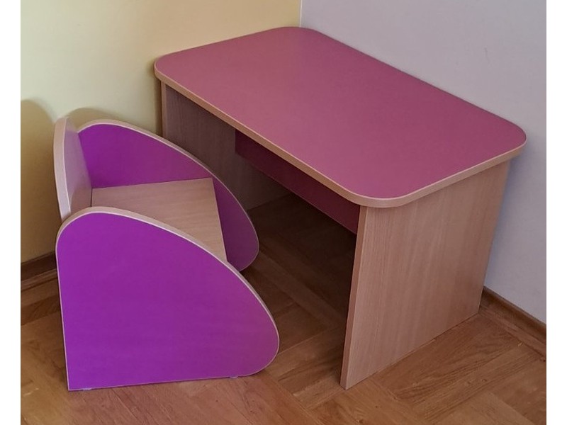 Drveni sto i stolica roze boje