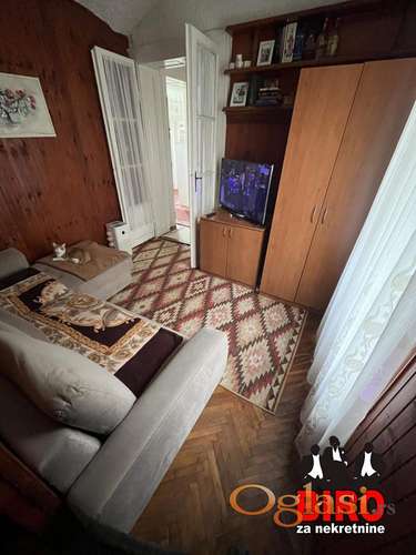 Renoviran jednoiposoban stan u SAMOM CENTRU Sremskih Karlovaca.Stan se nalazi u staroj kući pod zaštitom grada, reno