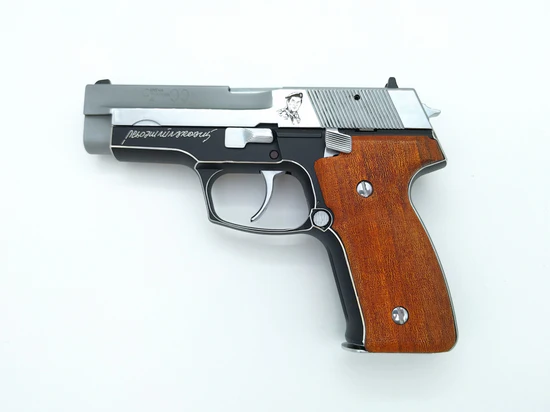 Pištolj CZ 99 sa gravurom Generala Nebojše Pavkovića