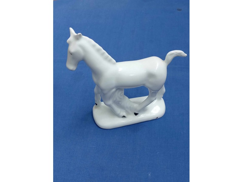 Porcelanska figura konja