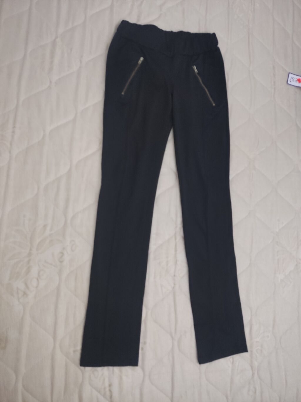 Crne pantalone-helanke, naznacena vel Xl, ali vise su L. Cena 500 rsd