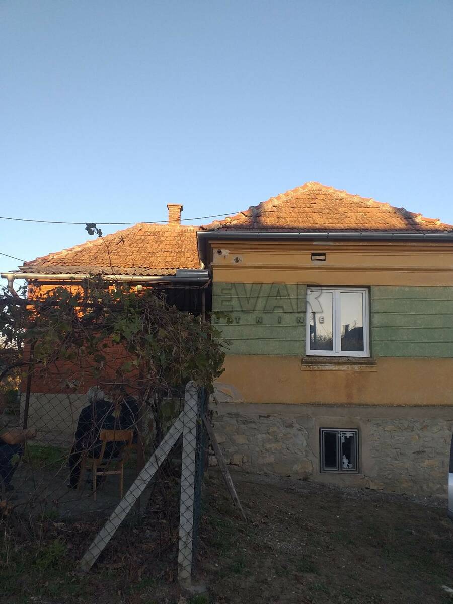 Seosko domaćinstvo, kuća 80 m2, zemljište 6ha 11ari, Vrba kod Jagodine