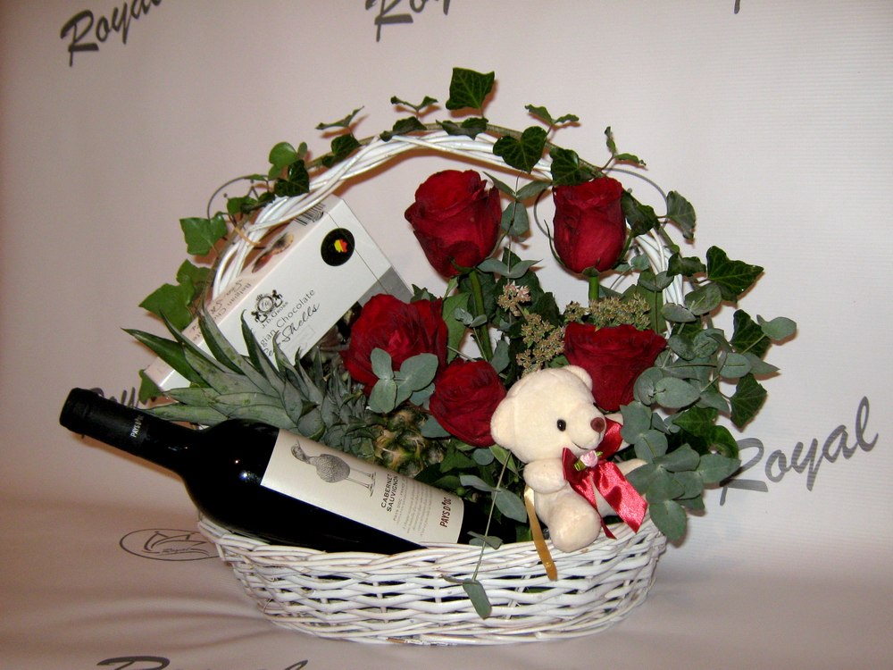 Korpa sa ružama, vinom, slatkišima i igračkom 404