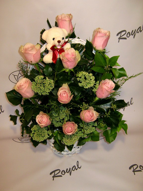 Korpa sa roze ružom i plišanom igračkom 342
