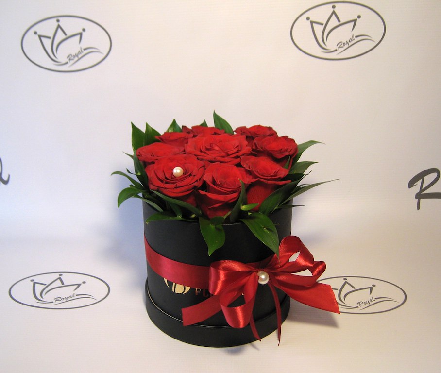 Box of flowers sa crvenim ružama 332