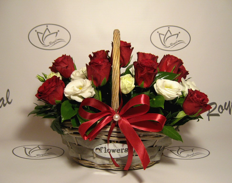 Korpa sa crvenom ružom i lizijantusom 328