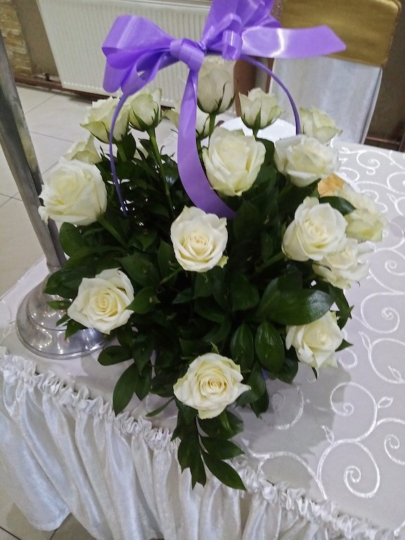 Korpa sa belim ružama 202