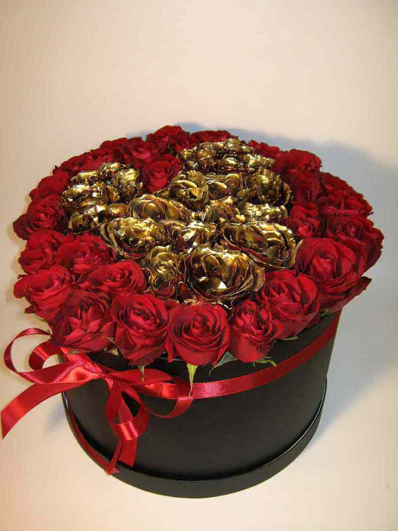 Box sa crvenim i zlatnim ružama u obliku srca 006