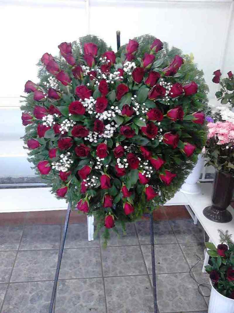 Venac srce sa crvenim ružama i gipsofilom 245
