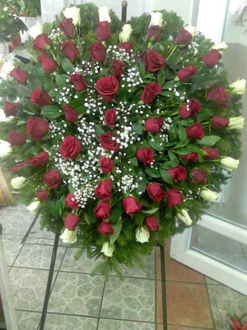 Venac srce sa crvenim i belim ružama i gipsofilom 244