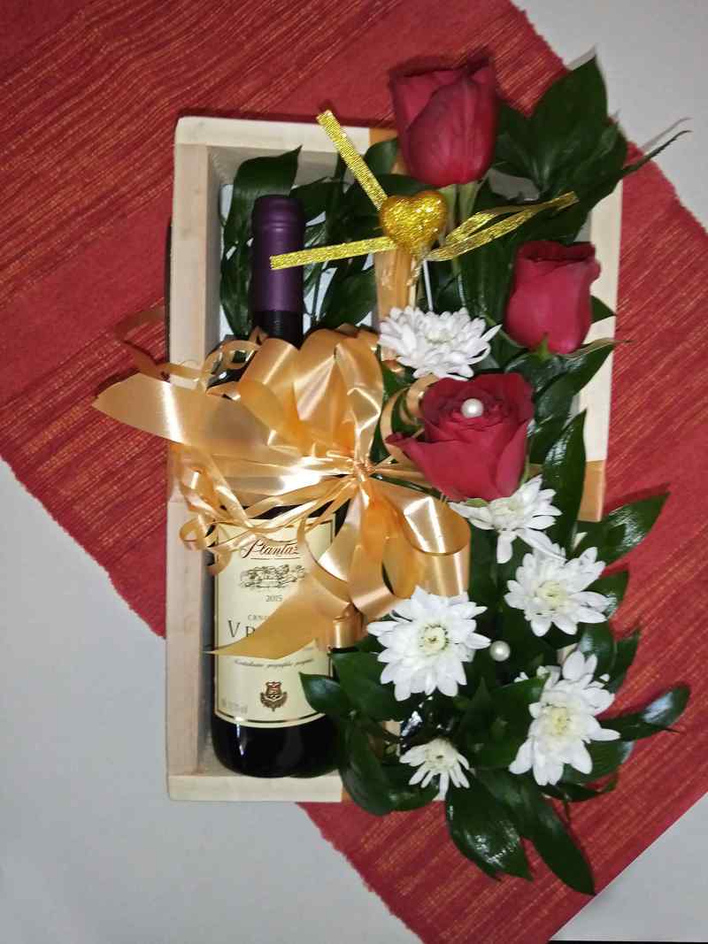 Vino, crvene ruže i beli gerber u kutiji 276