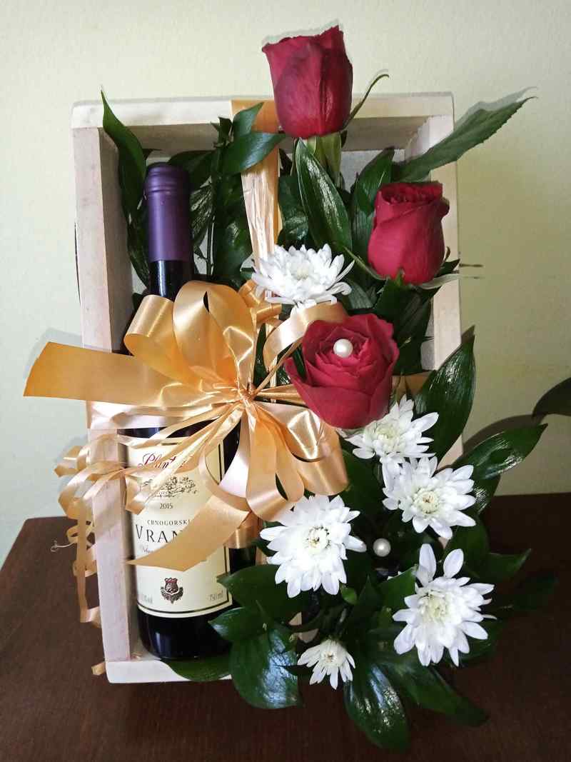 Vino, crvene ruže i beli gerber u kutiji 275