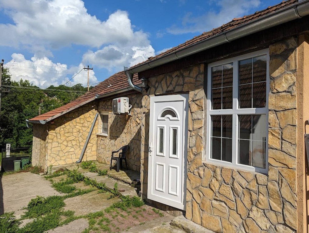 Renovirana kuća na lepoj i mirnoj lokaciji