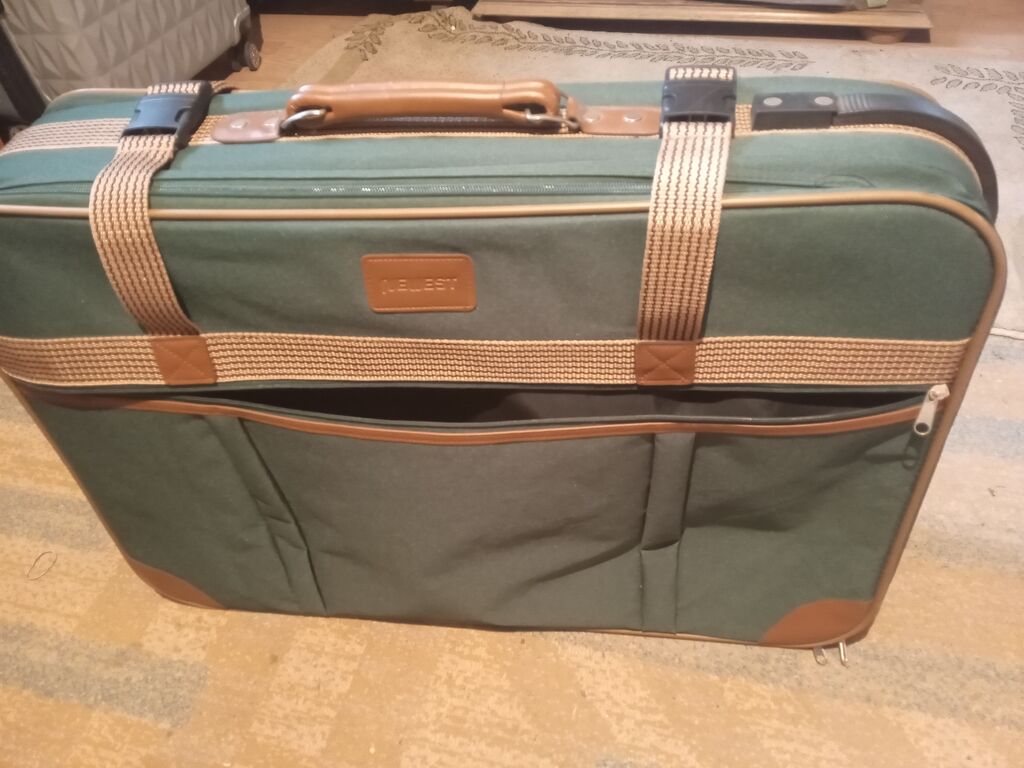 Kofer putnički super očuvan poseduje točkiće i ručku za vuču dim 75 x