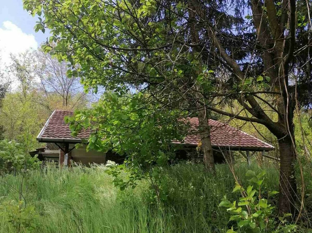 Prizemna kuća na odličnoj lokaciji u Rakovcu