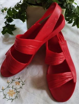 Plasticne crvene sandale br.37 duzina gazista 23.5