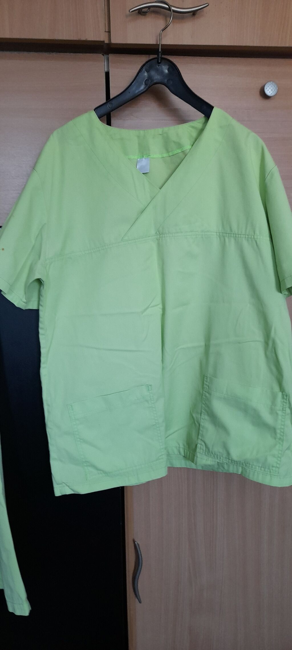 Zelena uniforma za negovateljice i bolnicarke.Pantalone i gornji deo