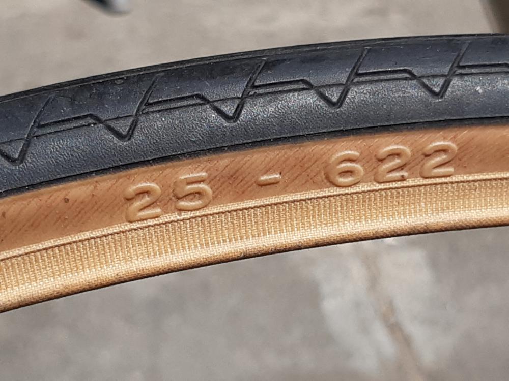 Spoljna guma za drumski bicikl Michelin 28-622