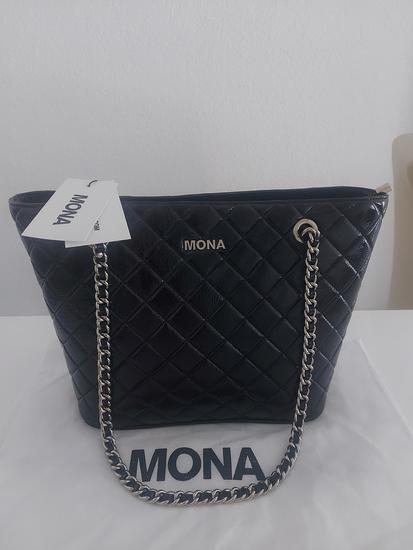 Mona crna torba sa etiketom