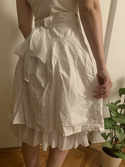 Bela suknja sa detaljima