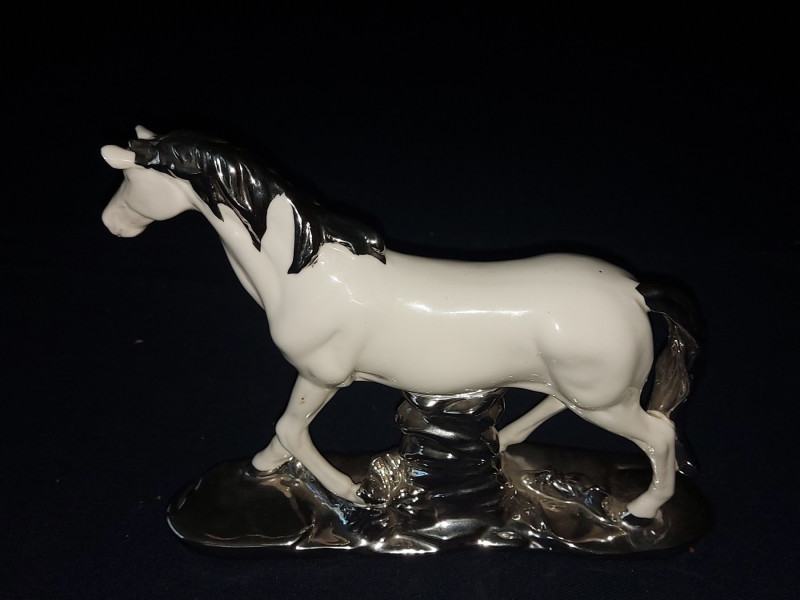 Porcelan konj – posrebren