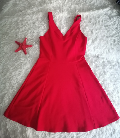 Crvena haljinica za svecane prilike