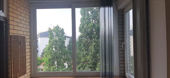 Kvalitetna PVC stolarija, 3 prozora sa ALUzavesama