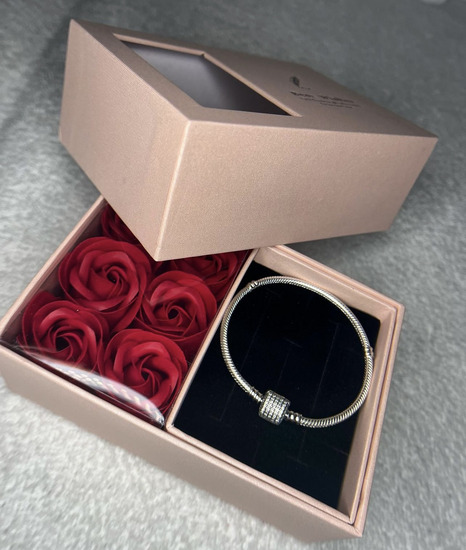 Kutija sa ružama sa nakitom po želji