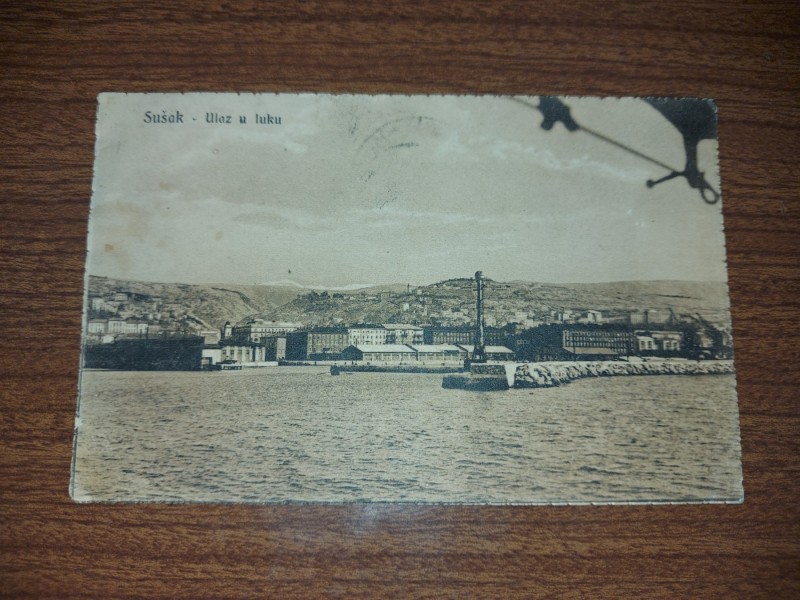 Stara razglednica Susak ulaz u luku 1925