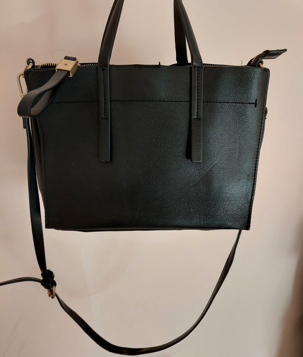 Zara crna torba Dimenzije: 32×22cm