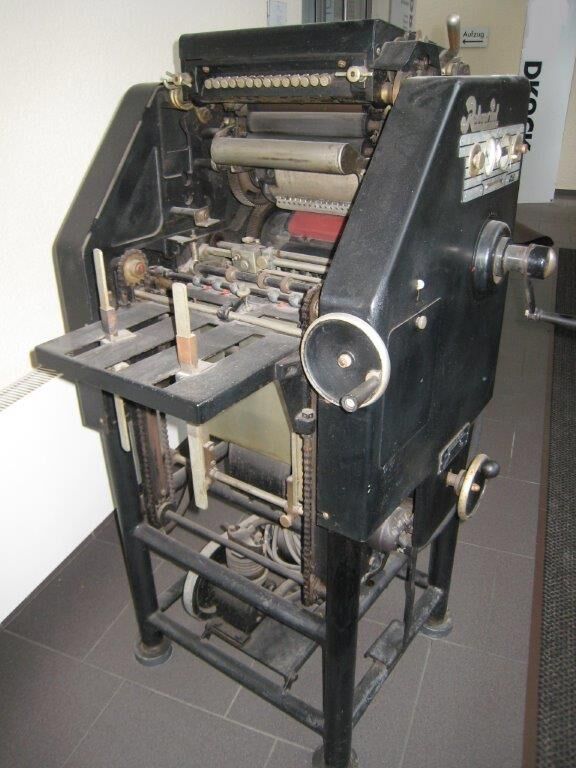 Rotaprint mašina za uvezivanje knjiga