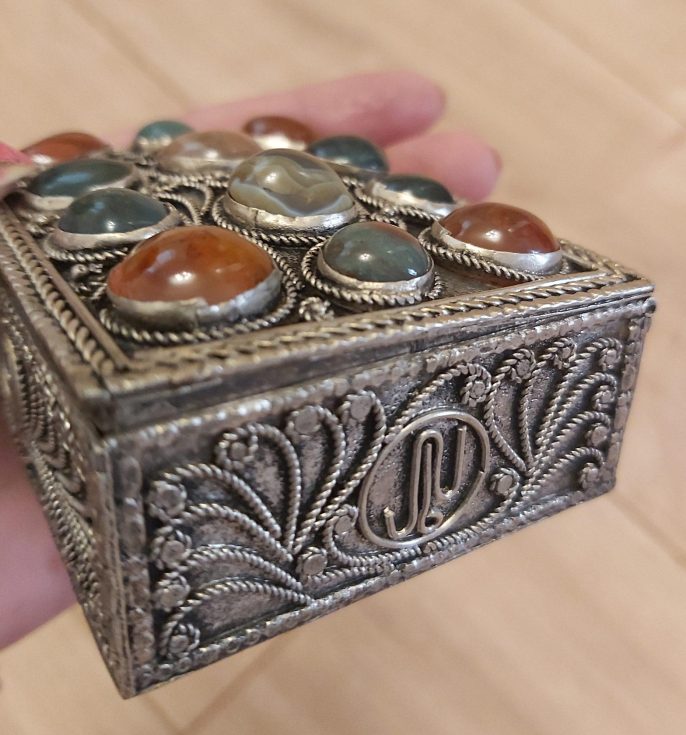 Filigran kutija za nakit, srebro sa poludragim kamenjem.