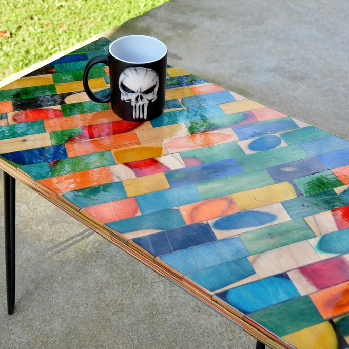 Kafe stočić od recikliranih skejtbordova idealan za vaš prostor