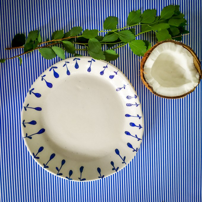Porcelanski tanjir sa oslikanim listićima