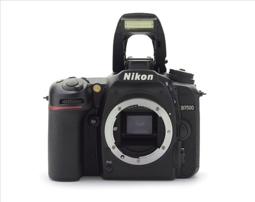 Nikon D7500 telo (17.733 okidanja) + objektivi