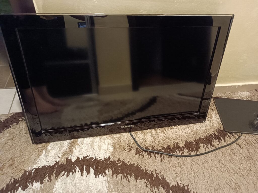 Samsung televizor, ekran 32 inča. Na ekranu ima malu ogrebotinu, vidi