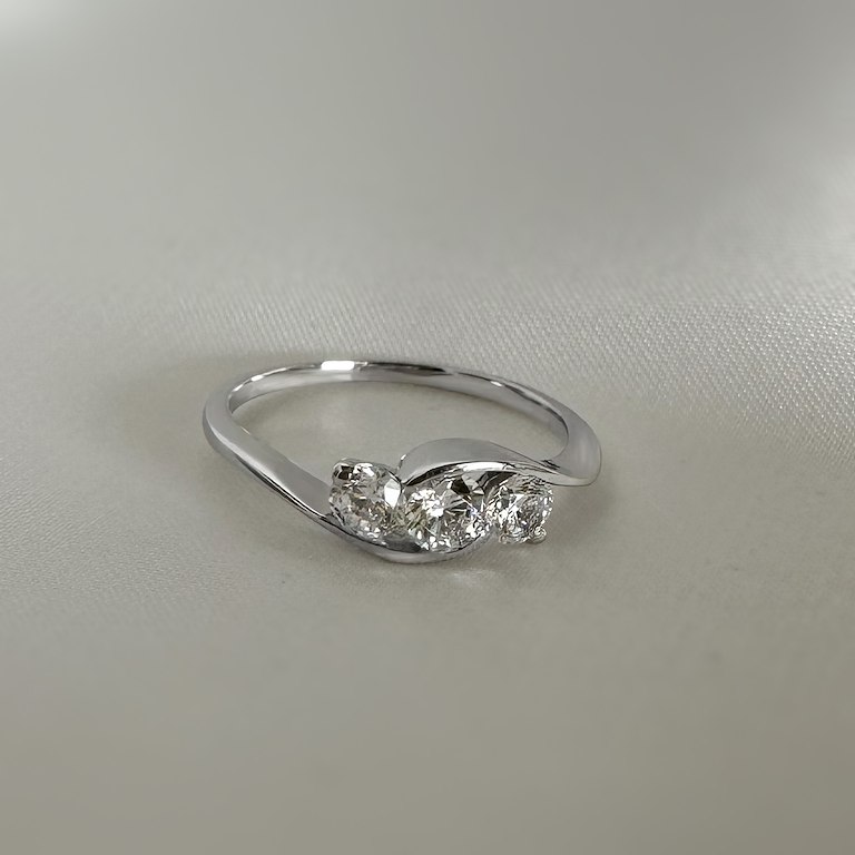 Netipičan model vereničkog prstena, belo zlato sa tri cirkona